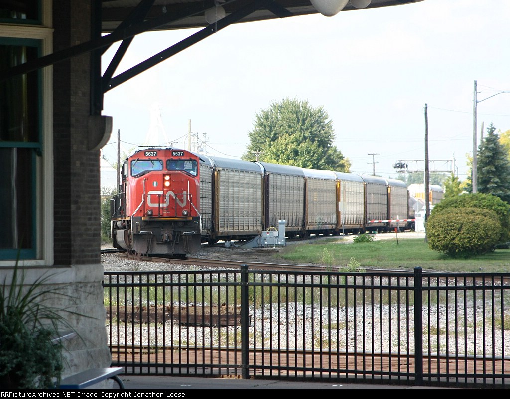 CN 5637 works the yard